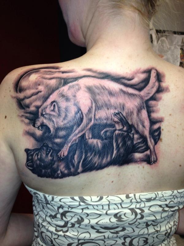 wolf fighting by Raphael Barros: TattooNOW